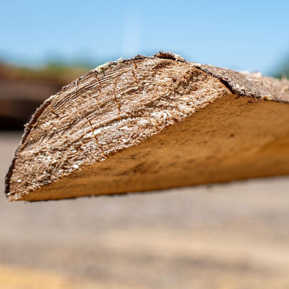 Halv gran rafte med bark Ø5-9 cm.